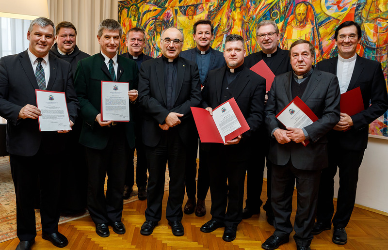 Priester für ihre Verdienste ausgezeichnet