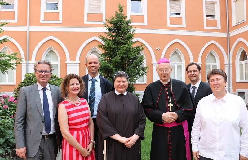 Mit Grenzen umgehen: Zukunft der Pflege