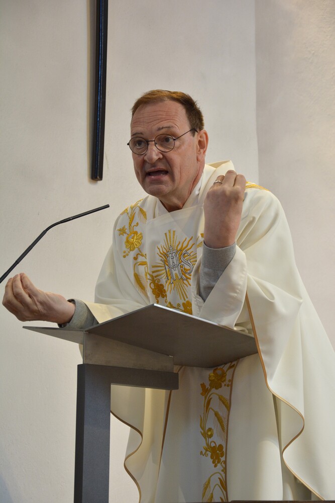 Vikar Gerhard Hatzmann und "Wir lassen uns Zeit, Zeit für Jesus" und ...