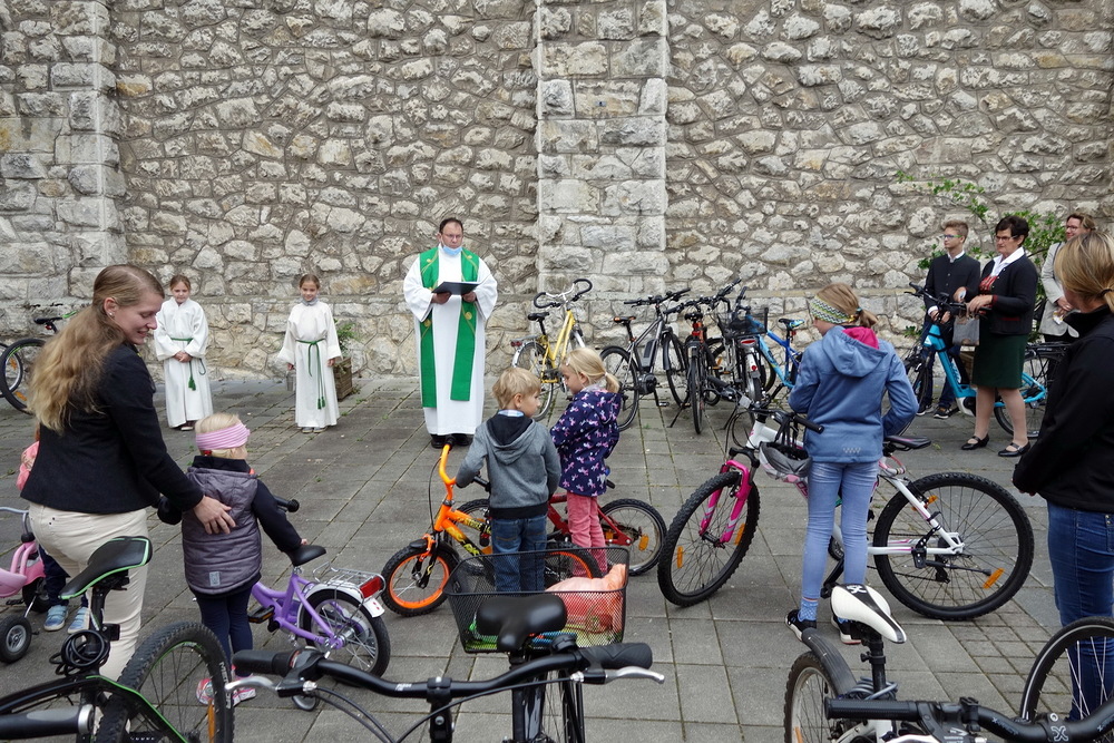 Wir radeln in die Kirche